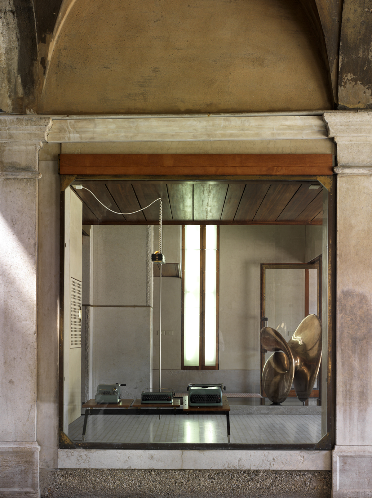 YinjiSpace - Carlo Alberto Scarpa x Negozio Olivetti Photo by Marco Introini